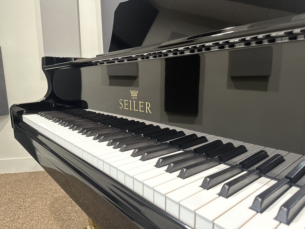 Seiler ED-186 Grand Piano